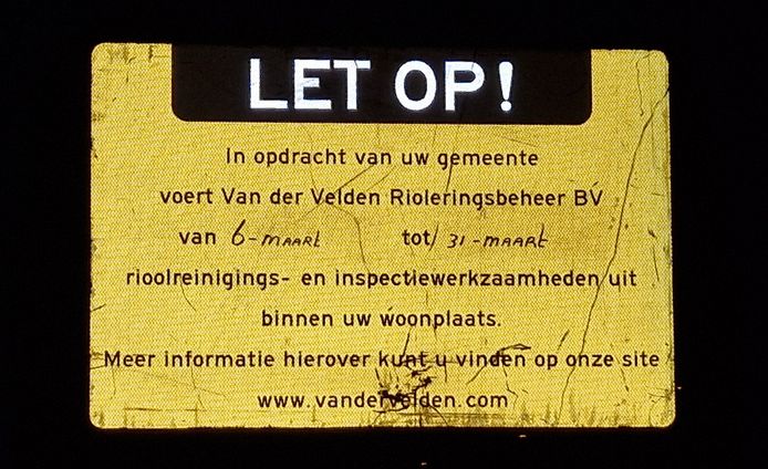 Automobilisten in verwarring door een geel bord met ‘Let op!’ en een ...