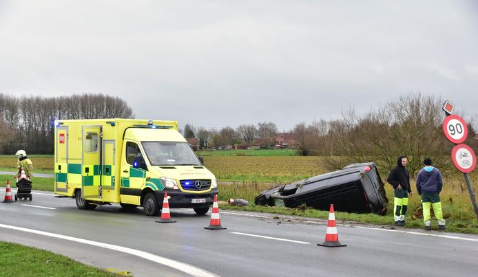 Wéér zware klap op berucht kruispunt langs N58: automobilist (39) zwaargewond | Wervik | hln.be