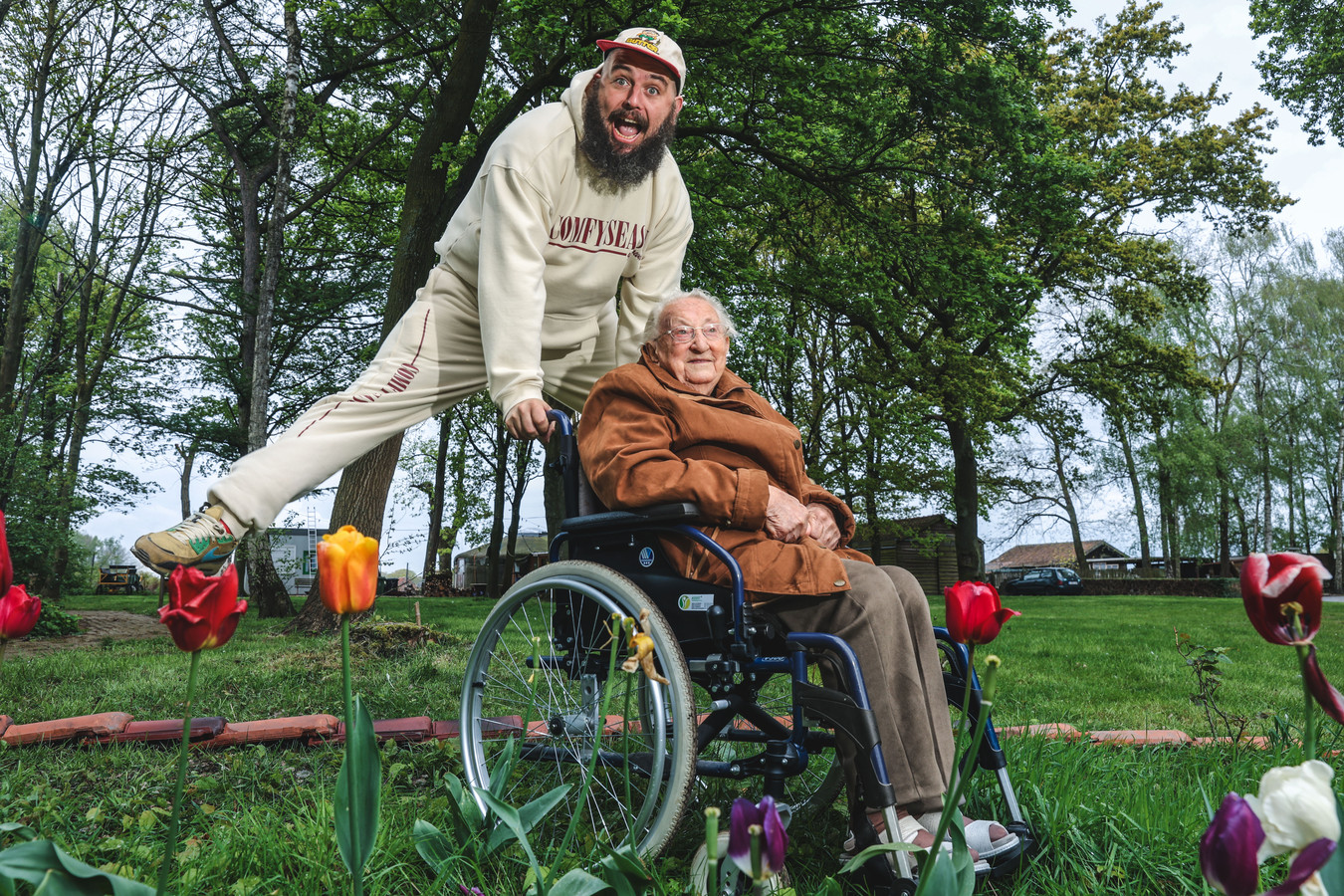 ‘Bompa Bockie’ bezoekt zijn beste vriendin Simonne (97) in het rusthuis ...