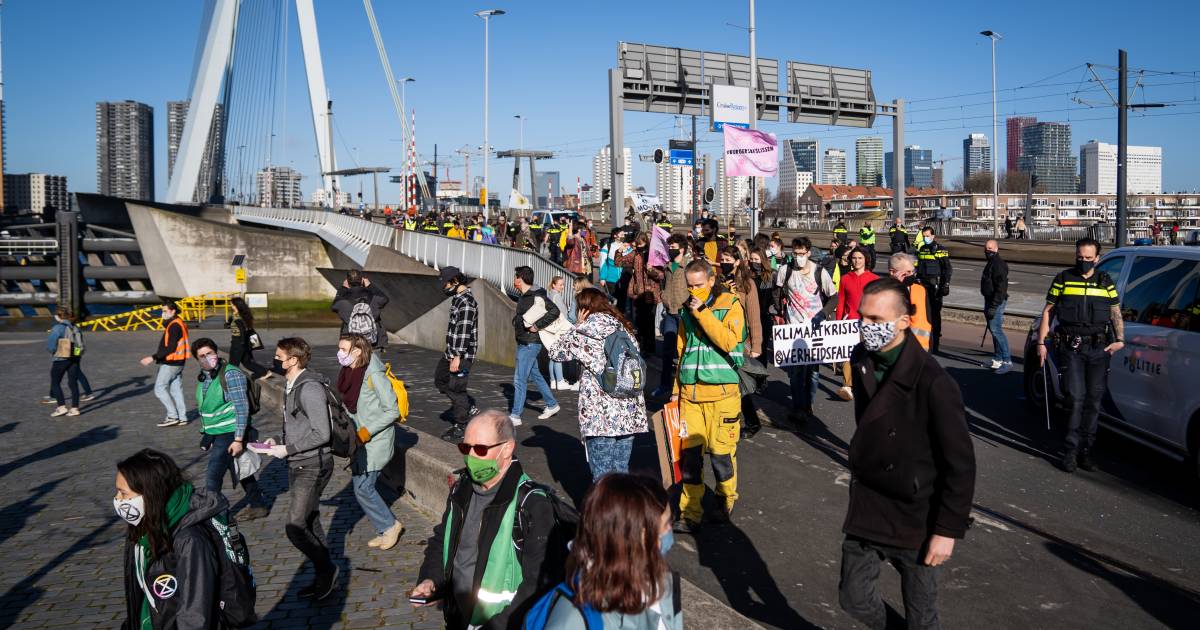 Actiegroep voor klimaat blokkeert Erasmusbrug in Rotterdam; één persoon ...