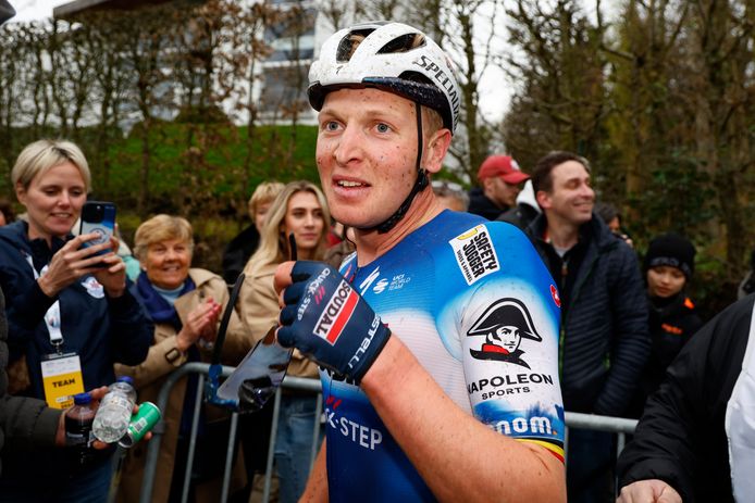 Merlier viert na straffe zege in Nokere Koerse met vriendin Cameron en ...