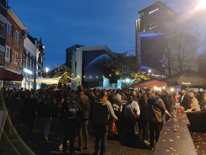 JENEVERFEESTEN. Liters drank, tradities om in ere te houden en bakken regen: dit was dag één van ...