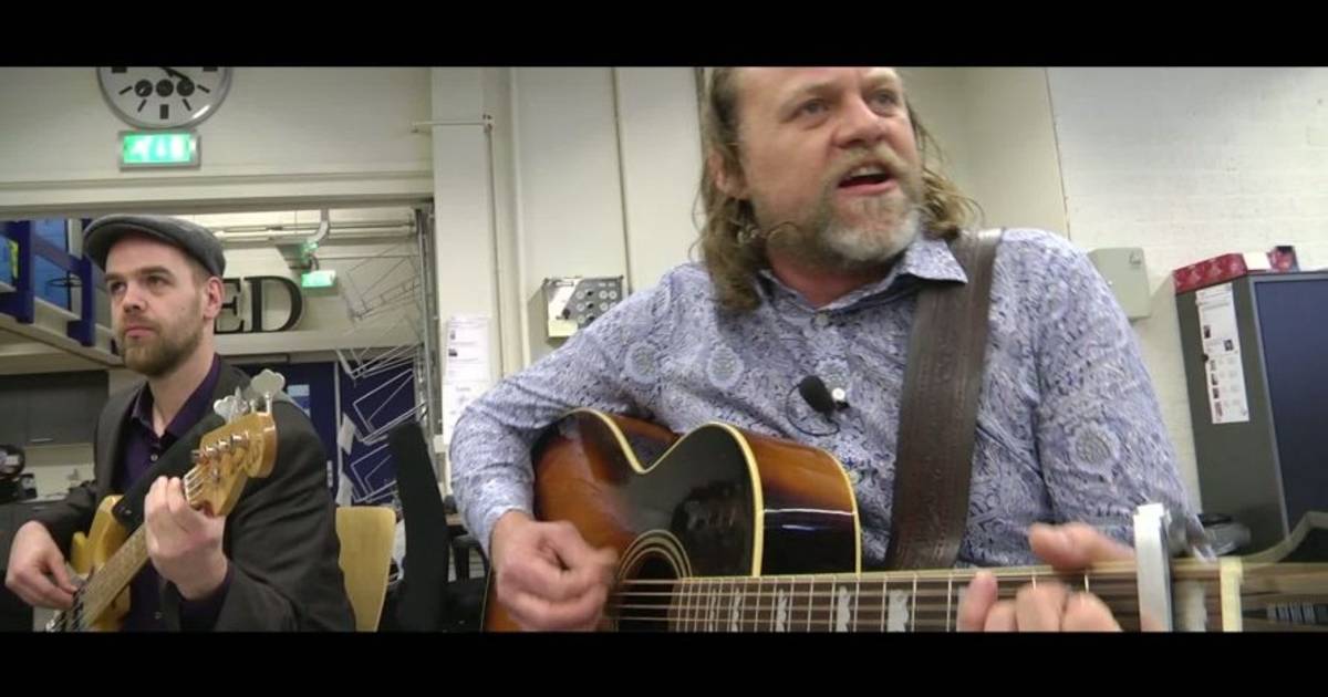 Tigre Blanco zanger brengt tribute aan Armand: 'Dear God' | Eindhoven ...