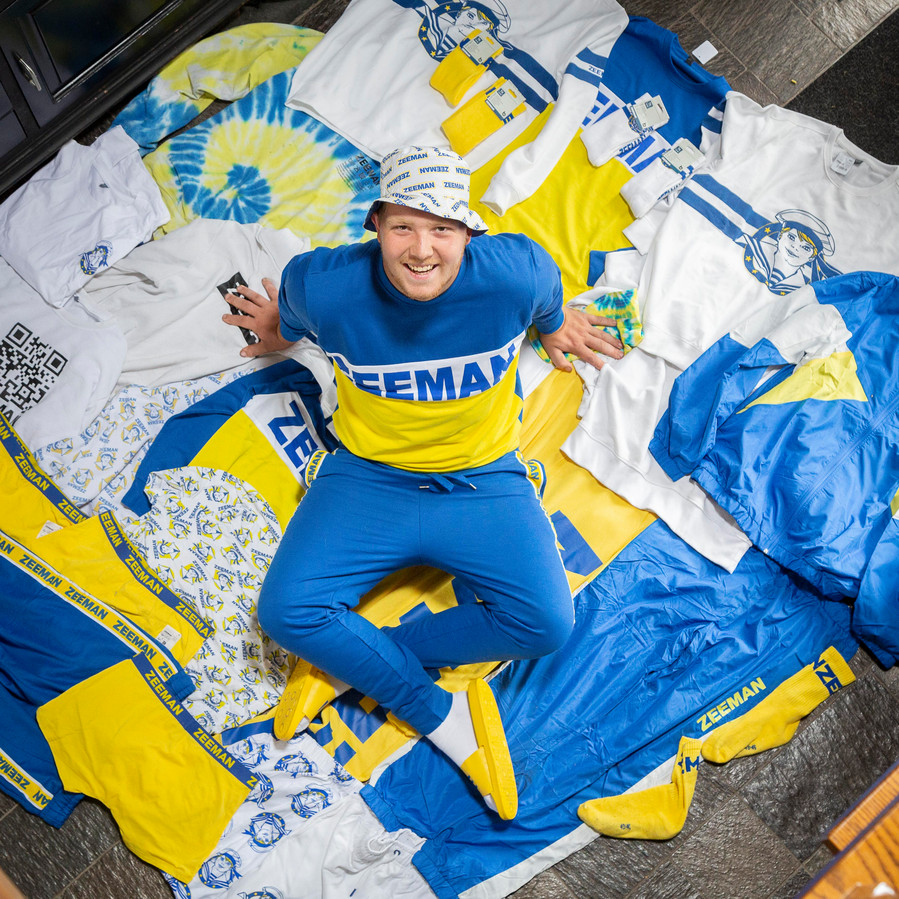 Van T-shirts tot onderbroeken en badslippers: Danny draagt álles van Zeeman | Foto | AD.nl