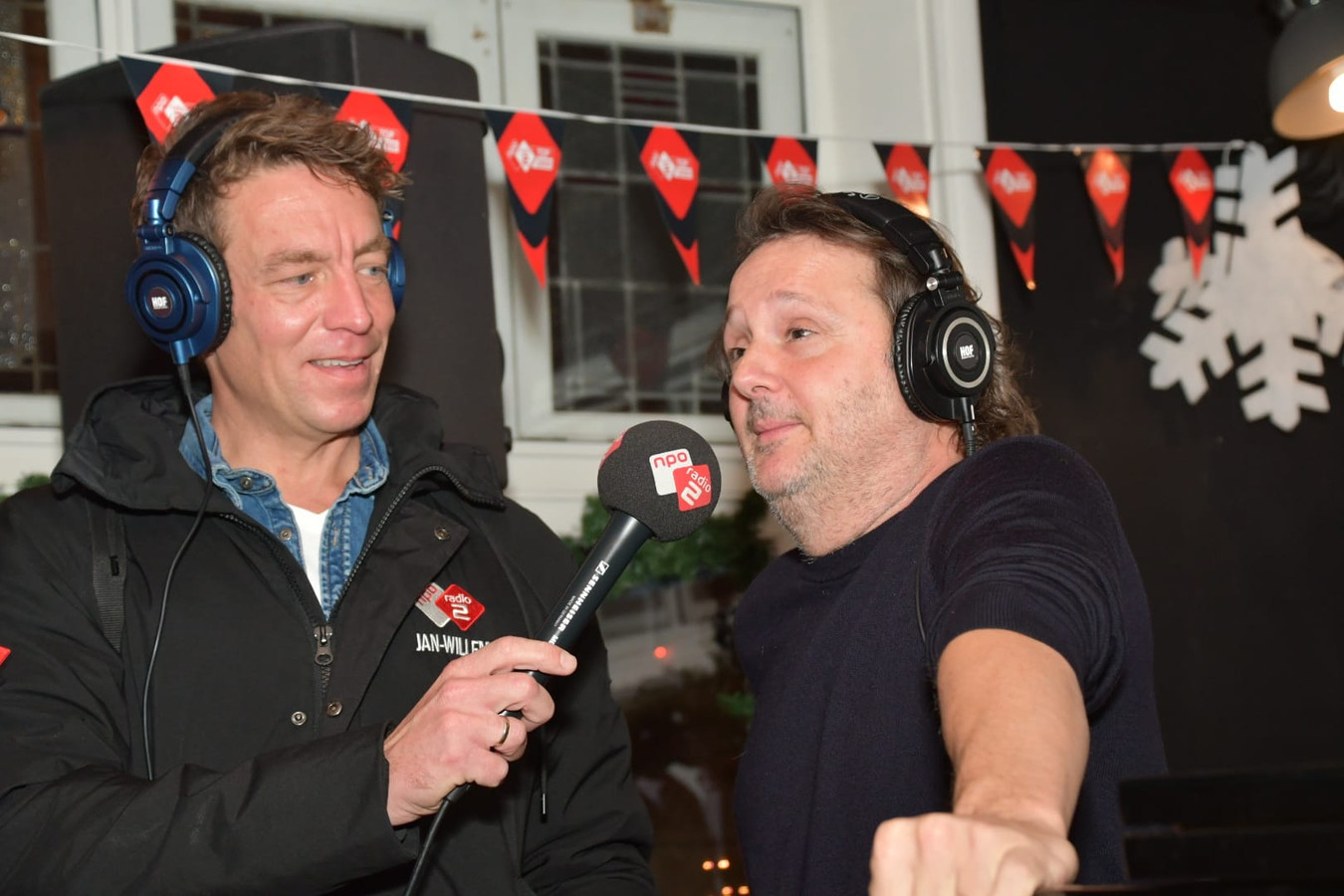 Stampvolle kroeg in de vroege ochtend in Terneuzen, want de Stembus van ...