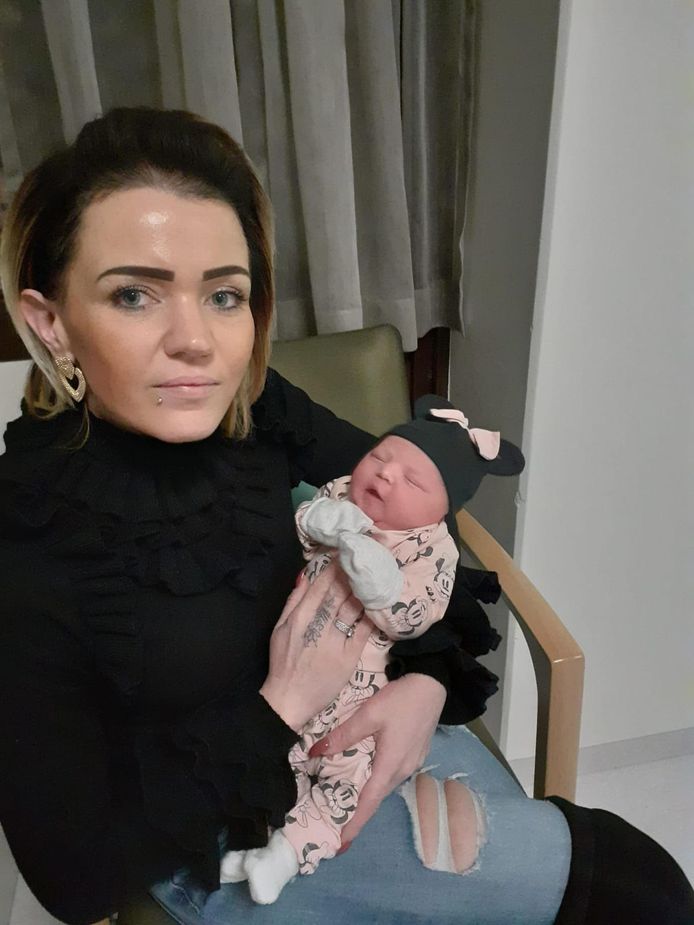 Baby Zara-Lizzy uit Almelo vecht voor haar leven in Duits ziekenhuis ...