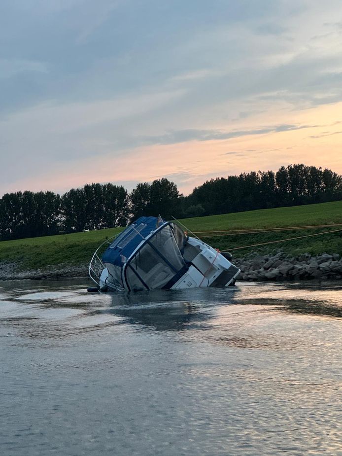 Plezierjacht vaart op een krib in de IJssel en trekt veel bekijks ...