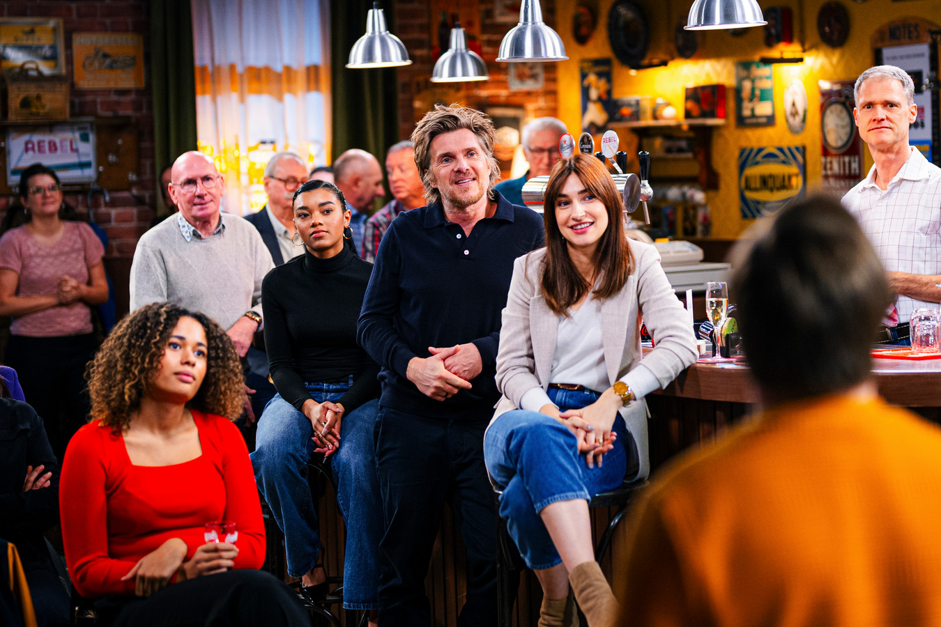 “Bij mijn eerste lezing sloeg ik even in paniek”: Jasmijn Van Hoof ...