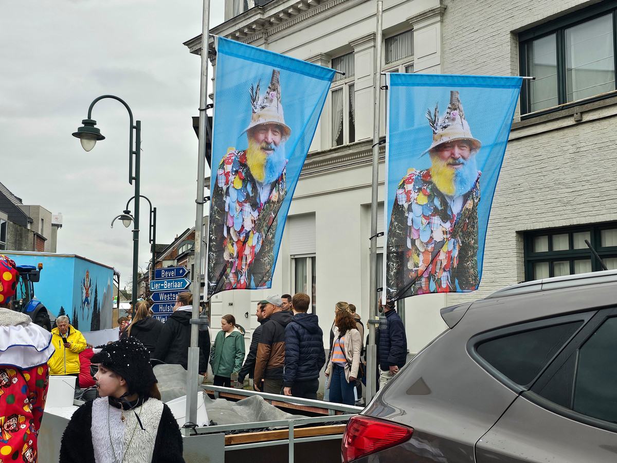 KIJK. Peer Stoet moet het wegens panne zonder echte prinsenwagen ...