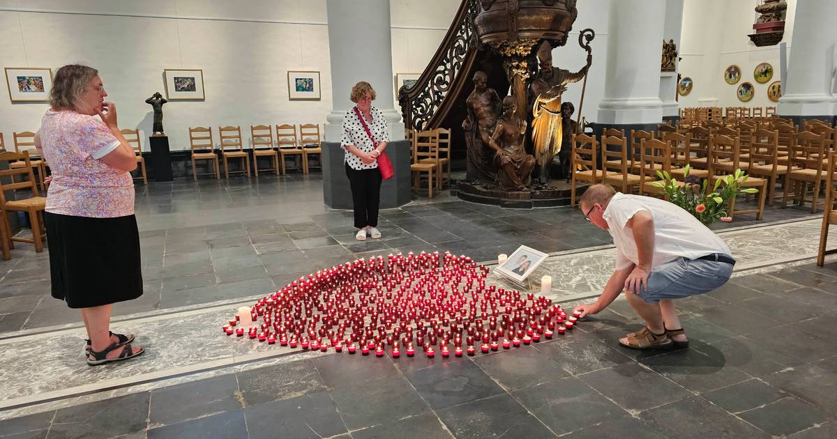 Honderden mensen branden kaarsjes voor Kyano en Kyara, minister ...