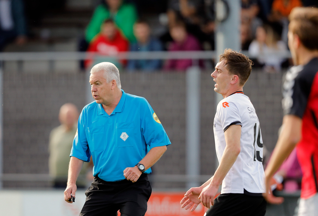 Capelle maakt meer fouten dan goals en dertien keer geel bij Rijsoord ...