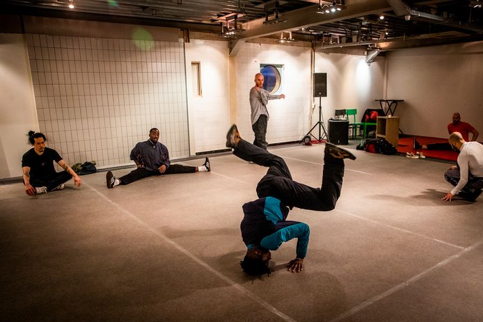 Wereldtoppers van The Ruggeds breakdancen naast langsdenderende treinen ...