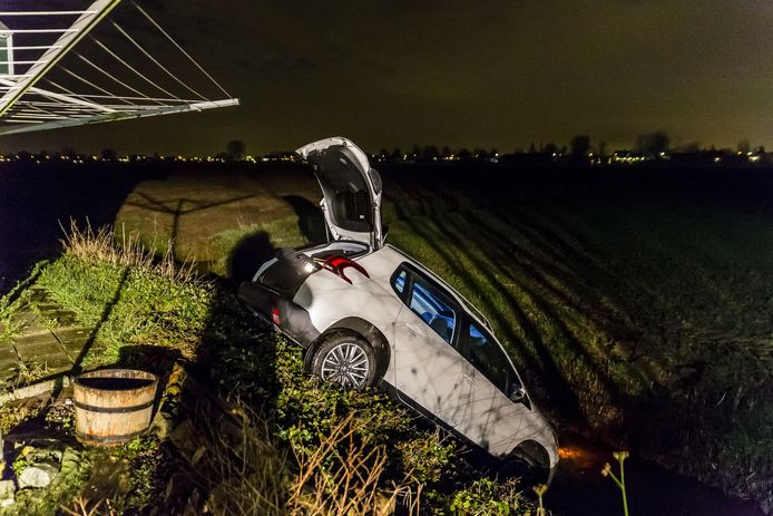 Engels sprekende man rijdt aan einde doodlopende weg sloot in bij Hank ...