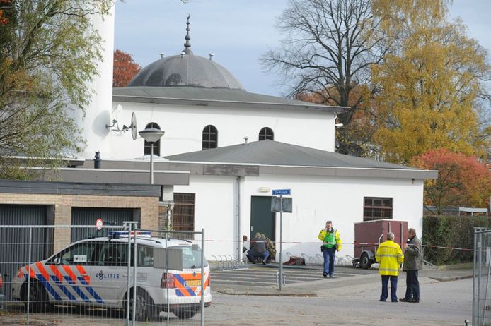 Mannen opgepakt voor nepbom bij moskee | Almelo | tubantia.nl