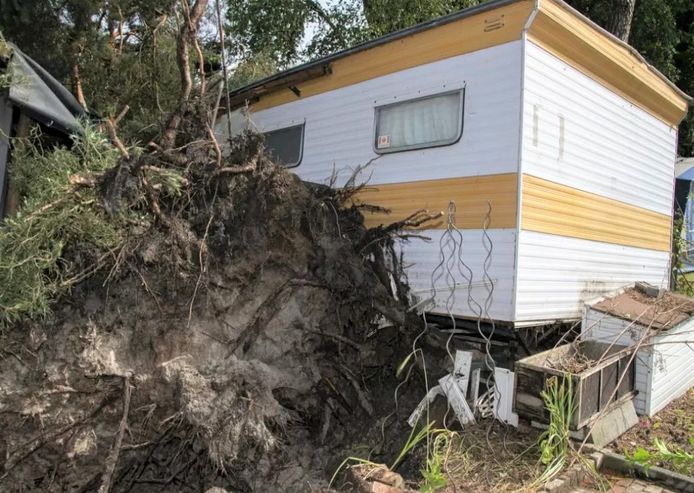Onweer houdt lelijk huis boven camping Campinastrand: “Stoelen, tafels ...