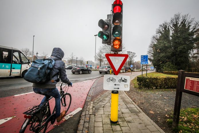 Nieuw type verkeerslichten voor fietsers en de primeur is voor Brugge | Brugge | hln.be