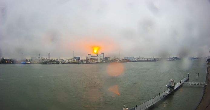 Overlast voorbij: vlam fakkel Shell Pernis steeds kleiner | Rotterdam ...