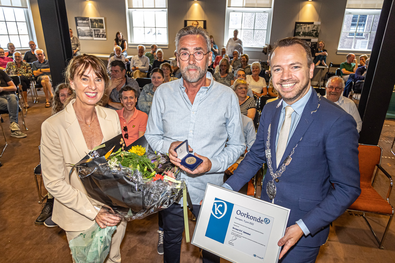 Zilveren legpenning van Kampen voor fotojournalist Freddy Schinkel ...