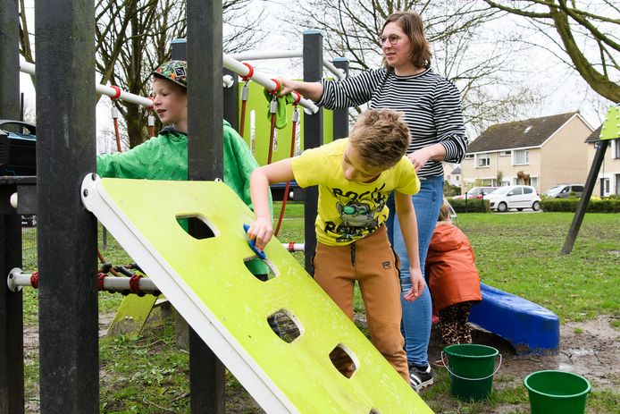 Spons, zeep, een emmertje water en de speeltuin is weer spic en span, dankzij NLdoet ...