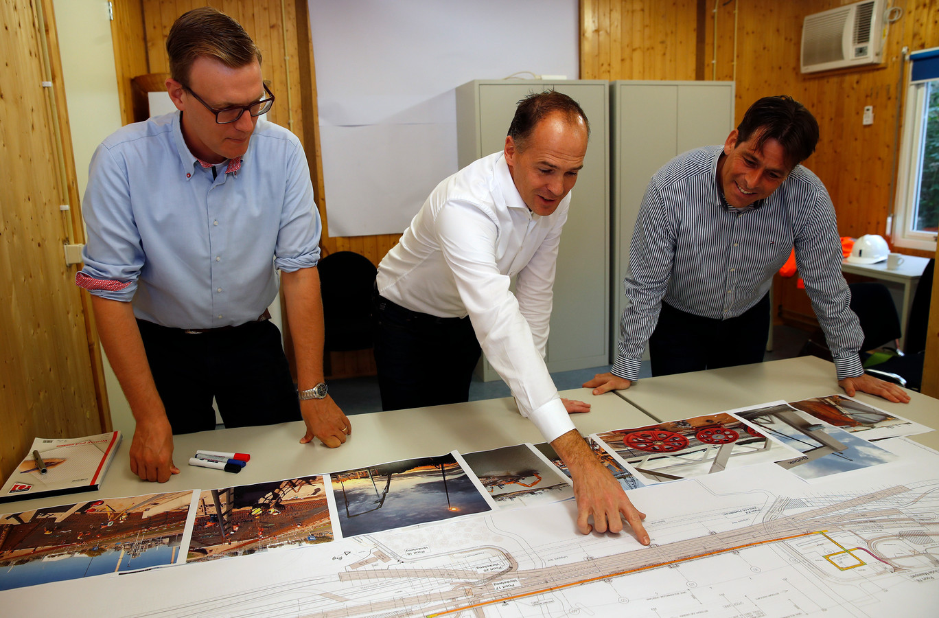 Treinen over betonnen tafel brug op | Foto | AD.nl