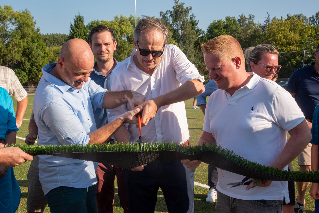 Nieuw kunstgrasveld en 1 miljoen investeringen in KVVE Massemen | Foto ...