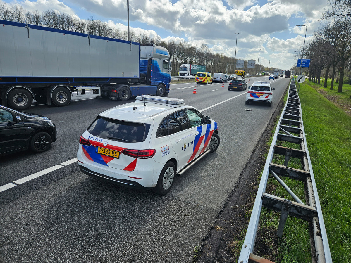 Auto en vrachtwagen botsen op elkaar op A28 bij Meppel, flinke file is het gevolg | Foto ...