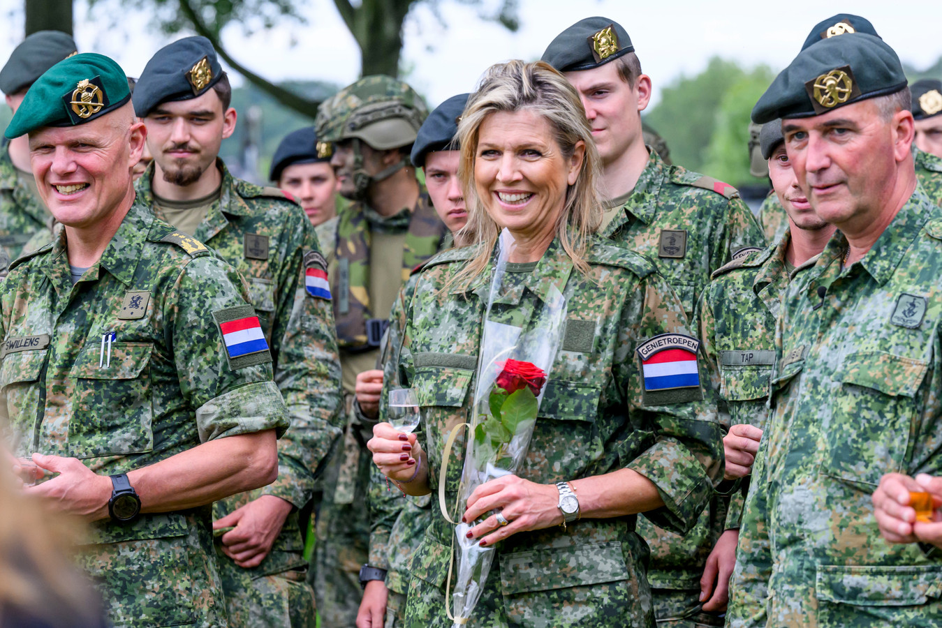 VIDEO | Koningin Máxima proost in uniform op militaire oefening | Foto ...