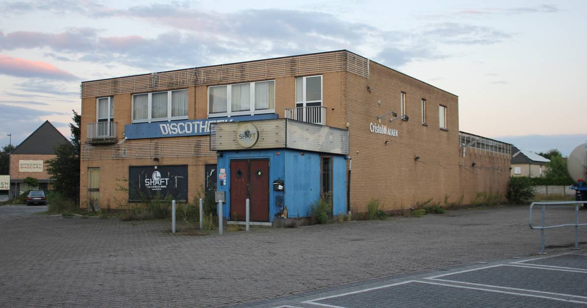 Terug naar Discotheek de Shaft, waar op de verlichte dansvloer de ...