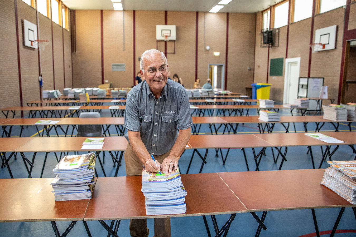 Docent Rien zwaait af na 42 jaar: ‘Ik wilde net als mijn docenten de leerlingen boeien’ | Foto ...