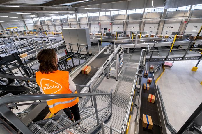 PostNL opent hoogtechnologisch sorteer- en distributiecentrum in De ...