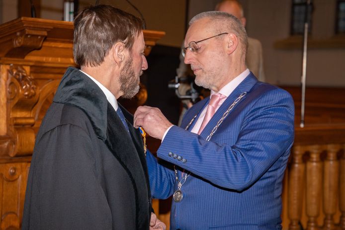 Hoogleraar Eric Peels uit Epe krijgt lintje vanwege verdiensten voor ...