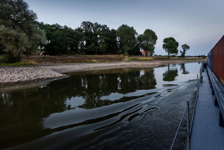 Een binnenvaartschipper en sluiswachter zien de IJssel opdrogen