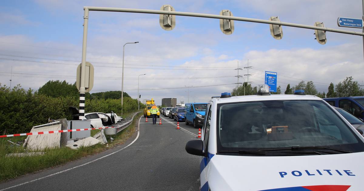 Auto knalt tegen regelkast van stoplichten en zorgt voor verkeerschaos op N211 | Den Haag | AD.nl