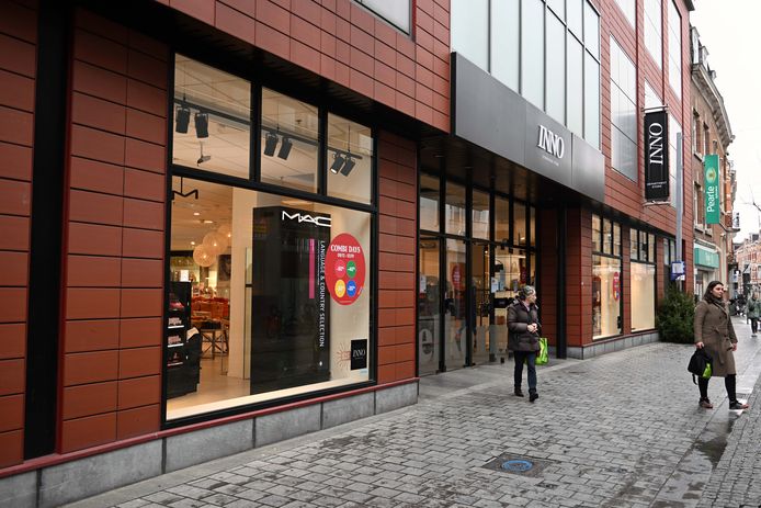 Man (30) probeert voor 1600 euro aan parfum te stelen en gooit glazen ...