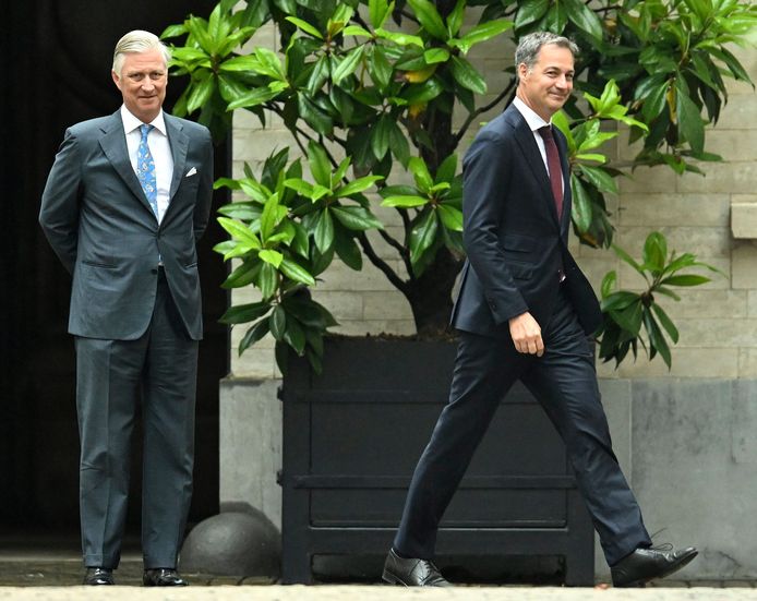 Le Roi a accepté la démission d'Alexander De Croo, le gouvernement ...