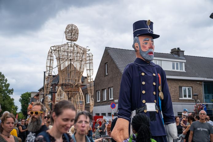 750-jarig bestaan van Hove gevierd met reuzenstoet | Hove | hln.be
