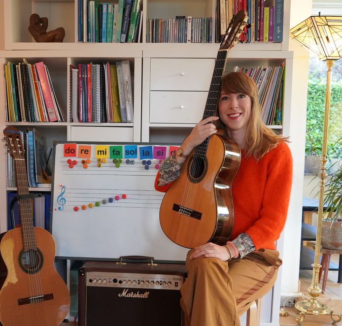 Eva (31) heeft nieuwe gitaarstudio geopend waar kinderen samen met hun ...