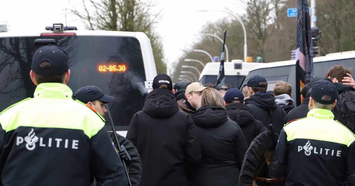 Harde kern NEC zorgt voor onrust op de Houtlaan, drie aanhoudingen ...