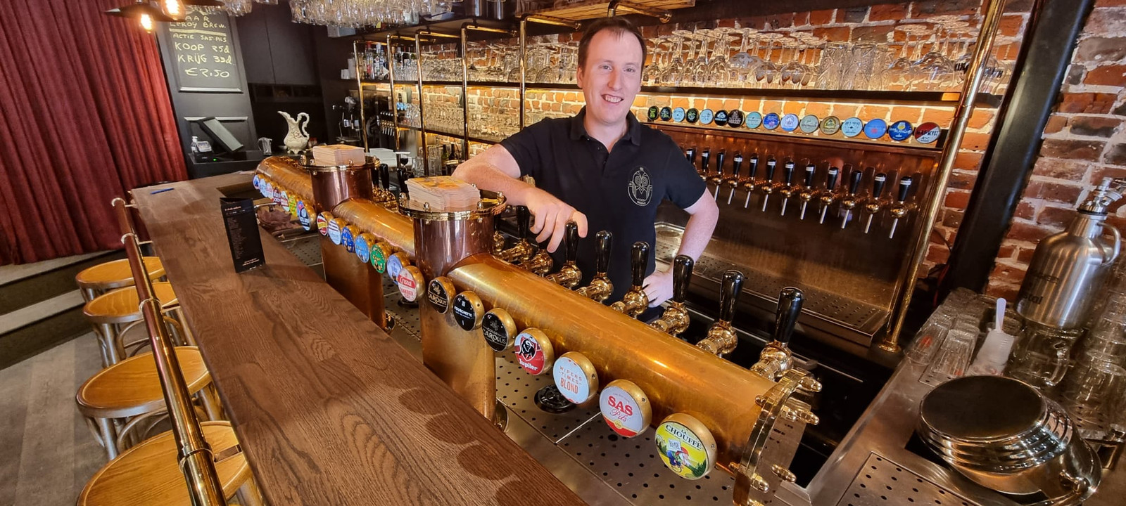 Klaas tapt in café Øl in Ieper de perfecte pint uit 46 tapkranen: “En ...