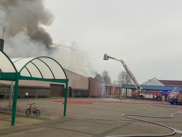 Uitslaande brand in school in Heusden: enkel leegstaand gedeelte getroffen | Heusden-Zolder | hln.be