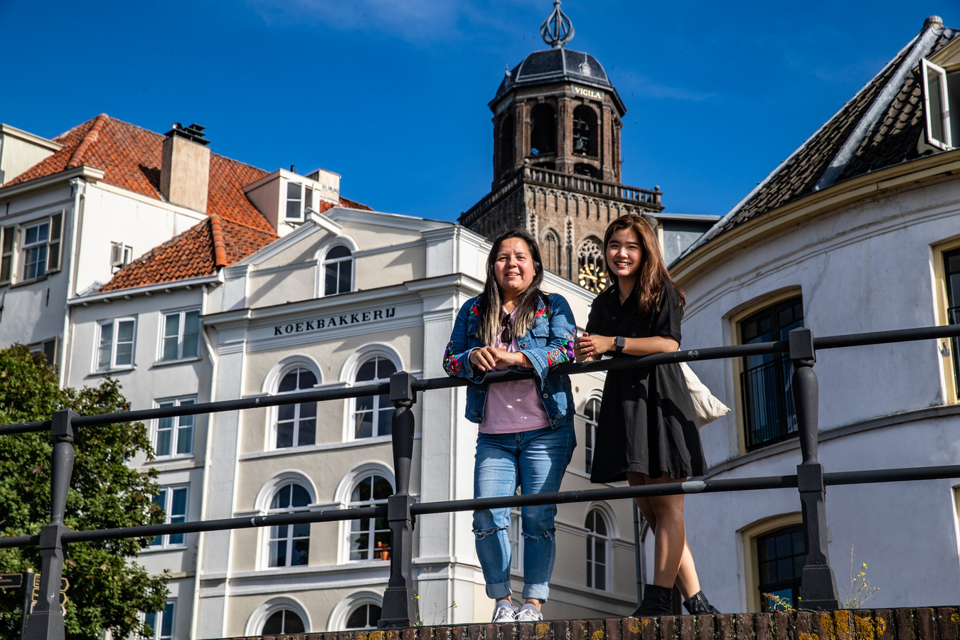 Studenten uit Vietnam en Peru kijken ogen uit in Deventer: ‘Alle huizen ...