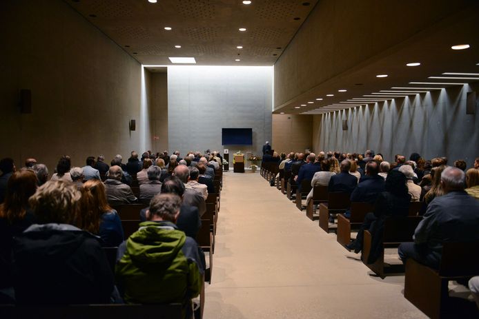 Volle aula neemt afscheid van Johan Roggen | Lubbeek | hln.be
