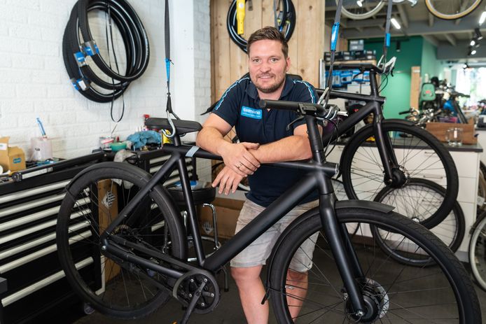 Lange rijen, want Tamor vond een oplossing voor kapotte VanMoof-fietsen: ‘Repareren kan weer ...