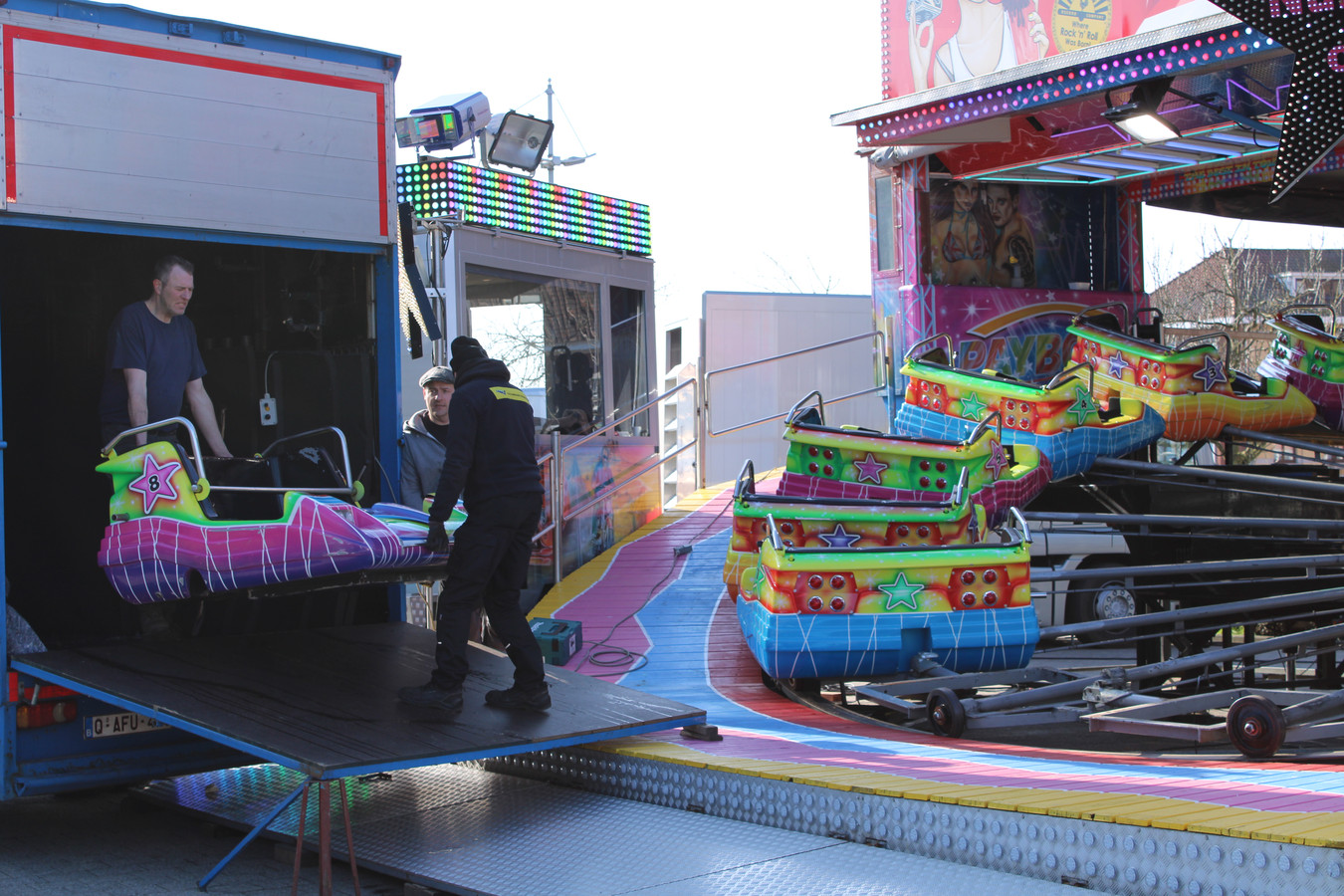Eerste deel carnavalsfoor opgebouwd op stationsplein | Foto | hln.be