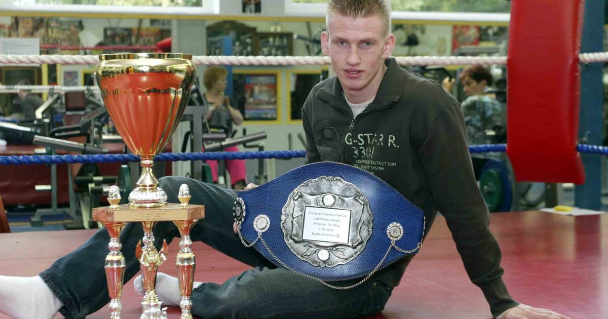 Kickbokskampioen ‘Superpiele’ voor kerstpakket naar noodopvang in ...