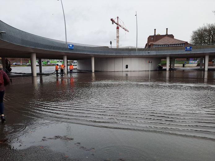 Hevige regenval zet plein onder balkonrotonde opnieuw blank | Brugge ... Hevige regenval zet plein onder balkonrotonde opnieuw blank | Brugge ...