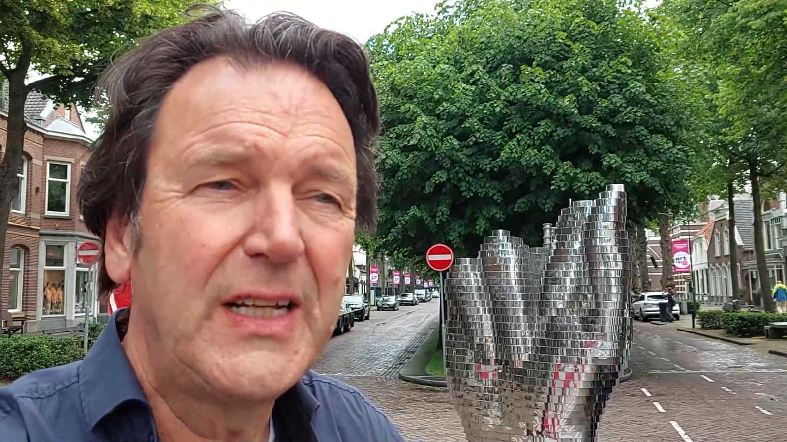 Art in Oisterwijk steekt de middelvinger op: prikkelende beeldenpracht op De Lind | Foto | AD.nl