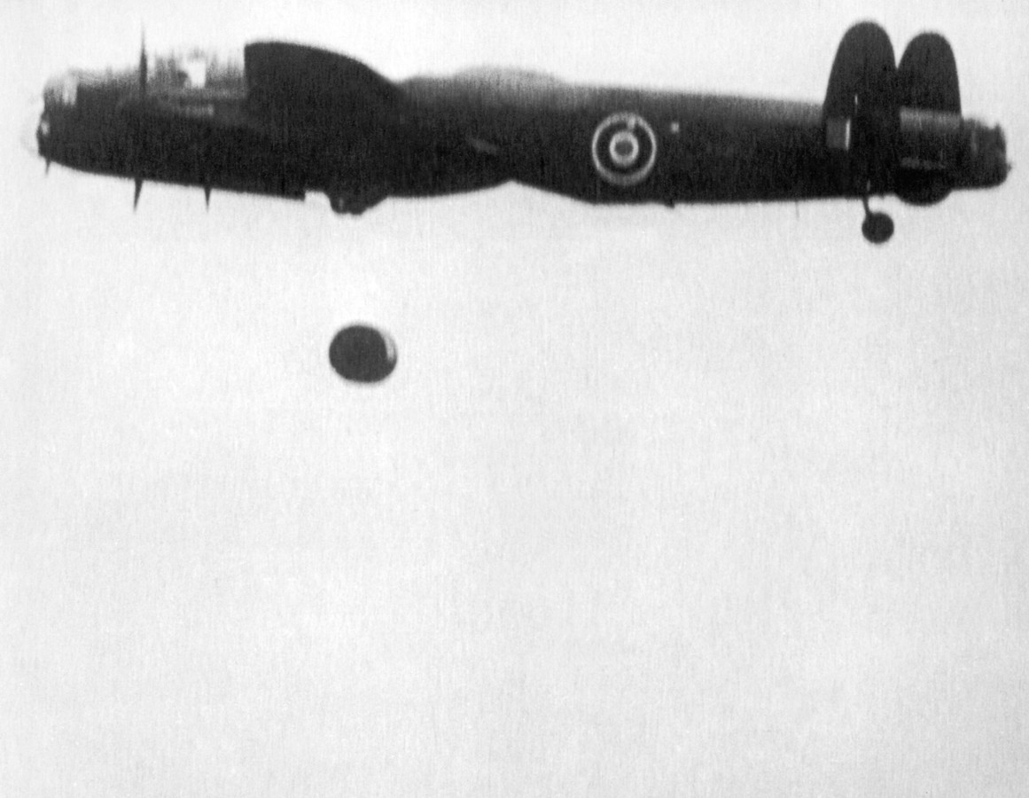 Absurde klus met stuiterbom maakte superpiloot Guy Gibson (24 ...