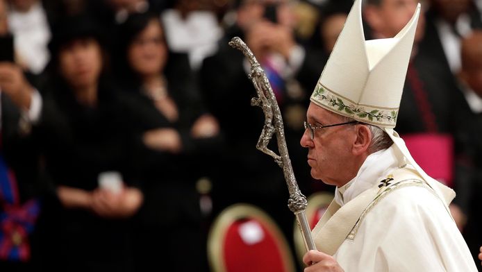Paus vraagt tijdens paaswake aandacht voor leed vluchtelingen | De Paus ...
