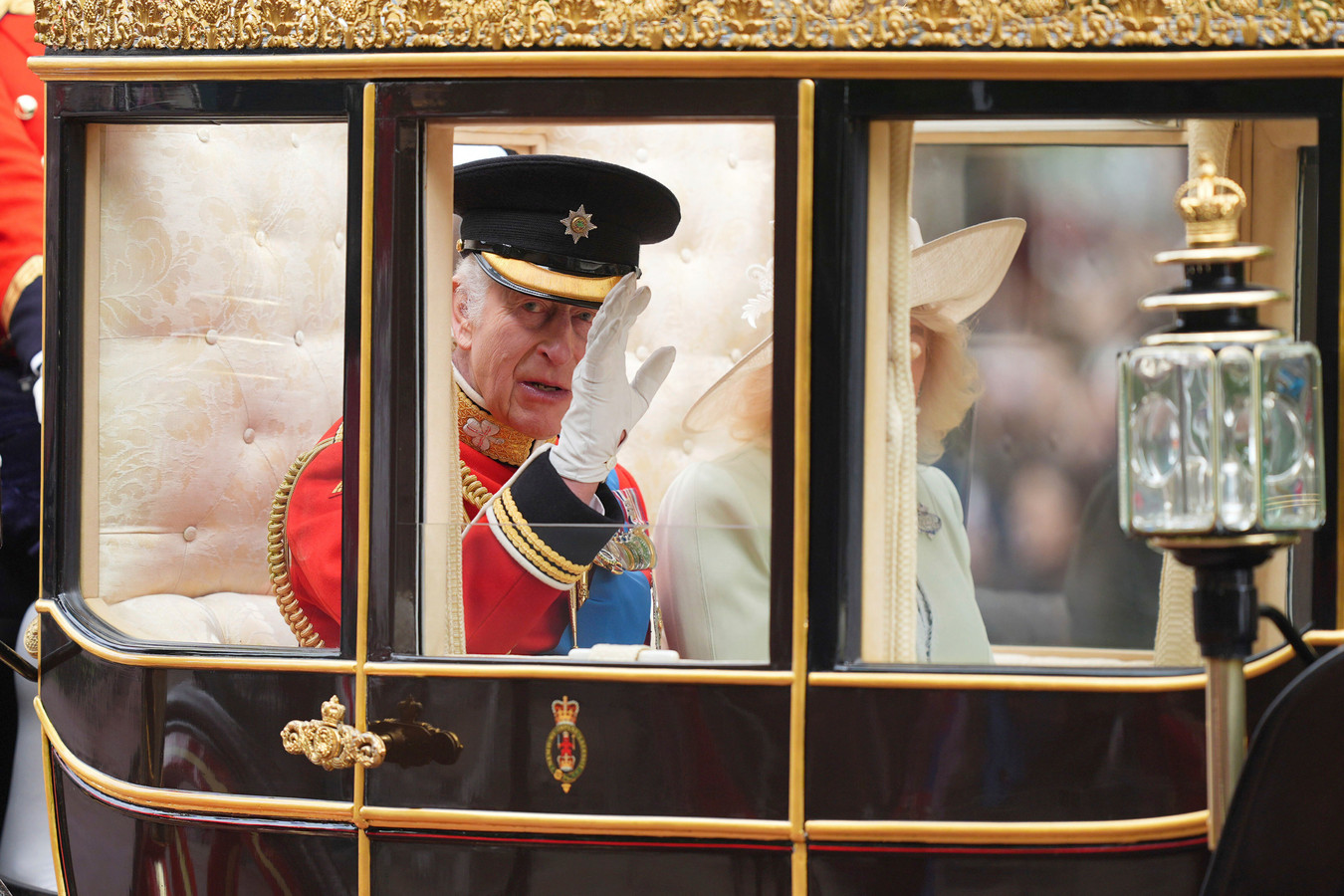 Britse royals sluiten Trooping the Colour af: Kate en Charles naast ...